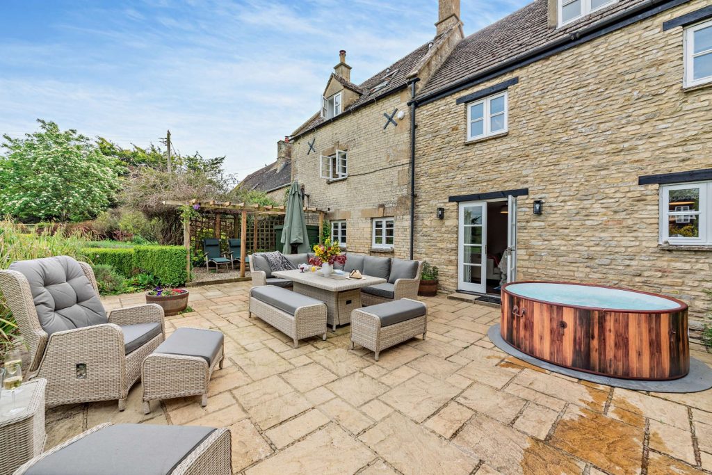 Stonelands, Large 5 Bed Cotswold Holiday Cottage in Witney