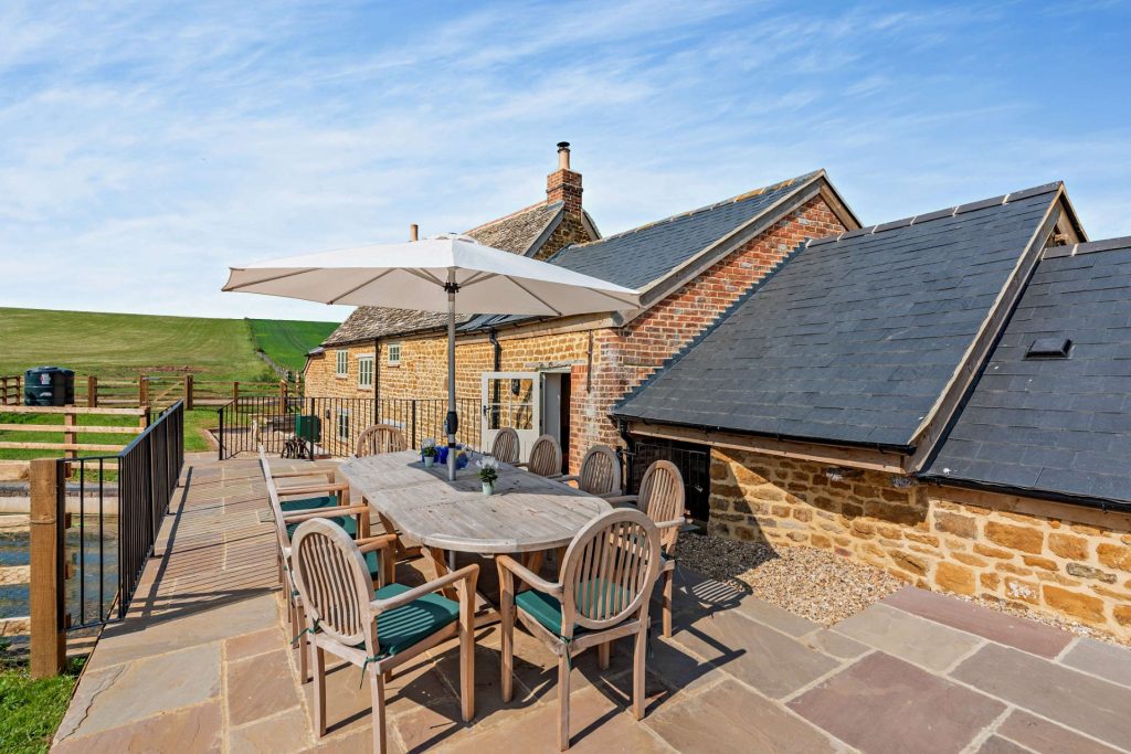 Little Barford Mill, 5 Bed Dog Friendly Holiday Home with Hot Tub