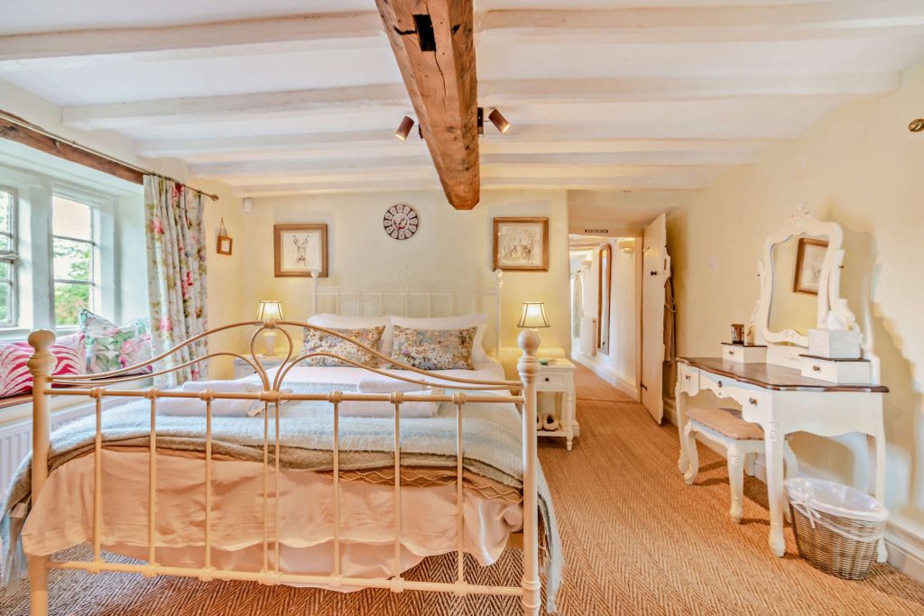 Glebe Cottage, 3 Bed Dog Friendly Cotswold Holiday Cottage near Kingham