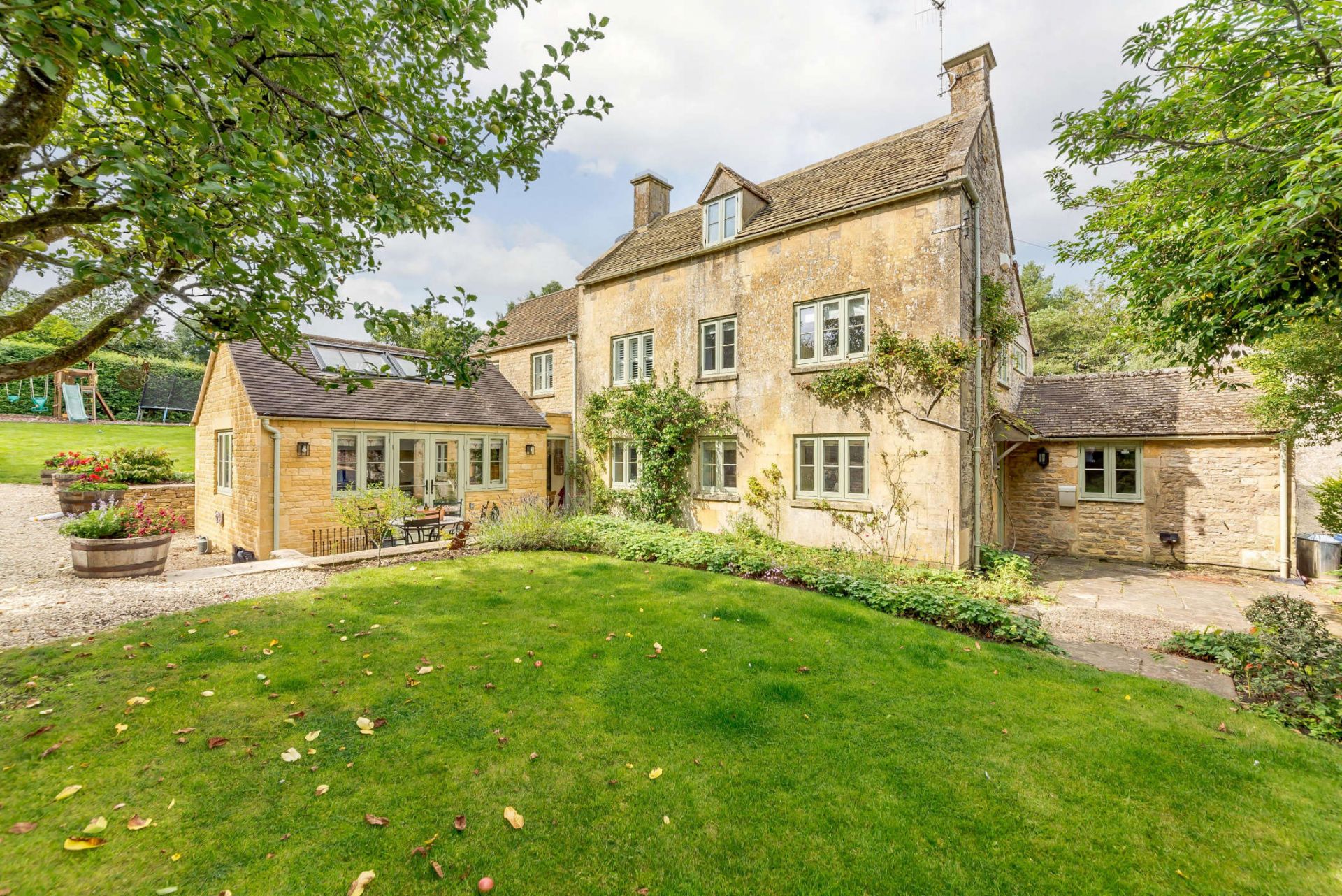 Laurel Tree Cottage, 6 Bedroom Cotswold Holiday Cottage