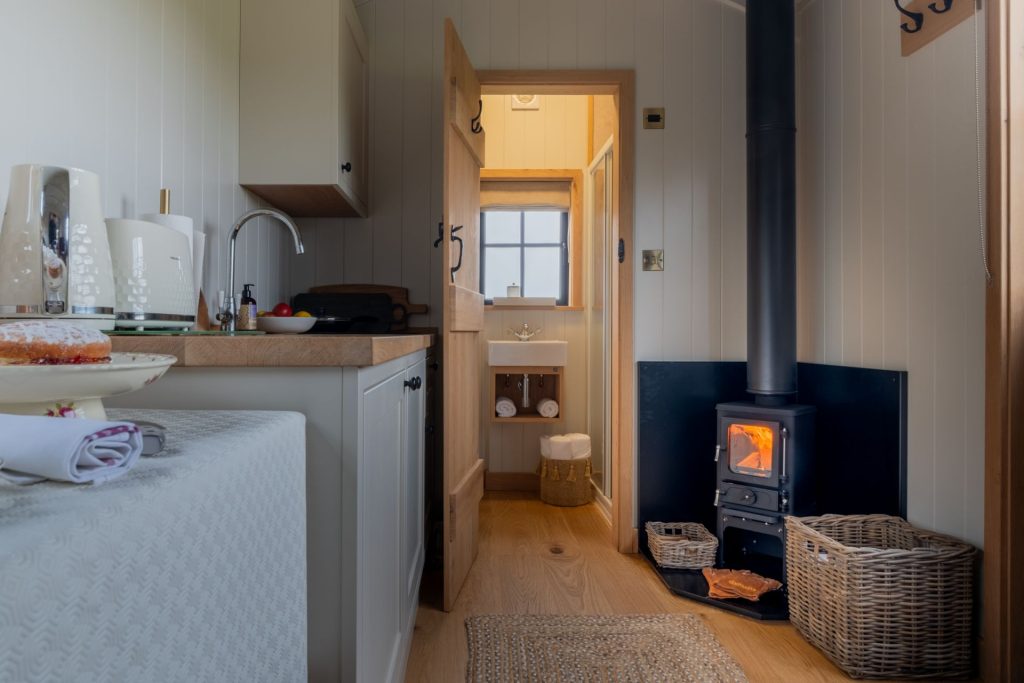 The Sheiling, 1 Bed Dog Friendly Shepherd's Hut Near Kingham