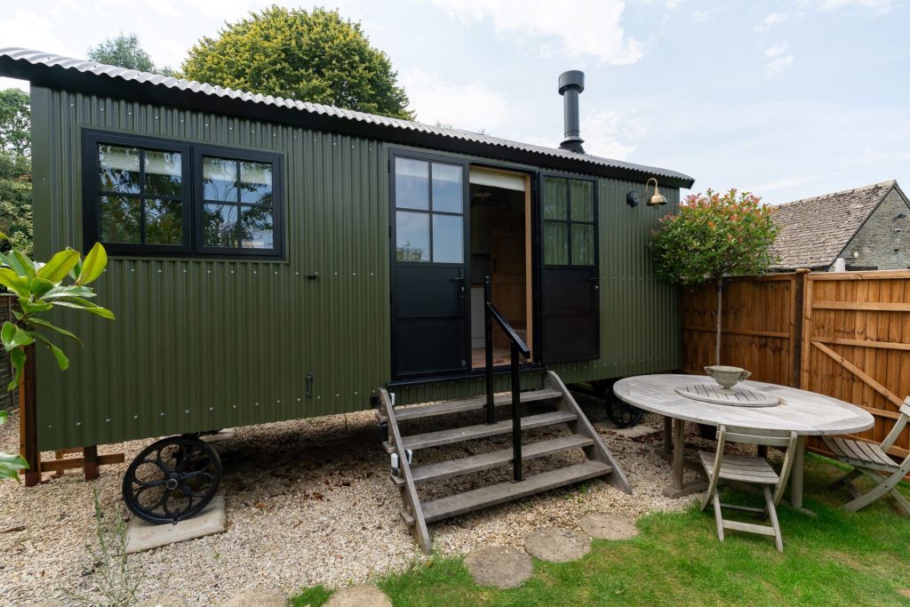 The Sheiling, 1 Bed Dog Friendly Shepherd's Hut Near Kingham