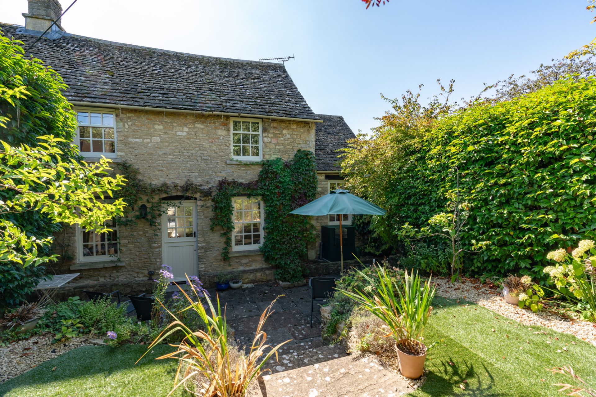 The Reading Room, Two Bed Cotswold Holiday Cottage near Burford