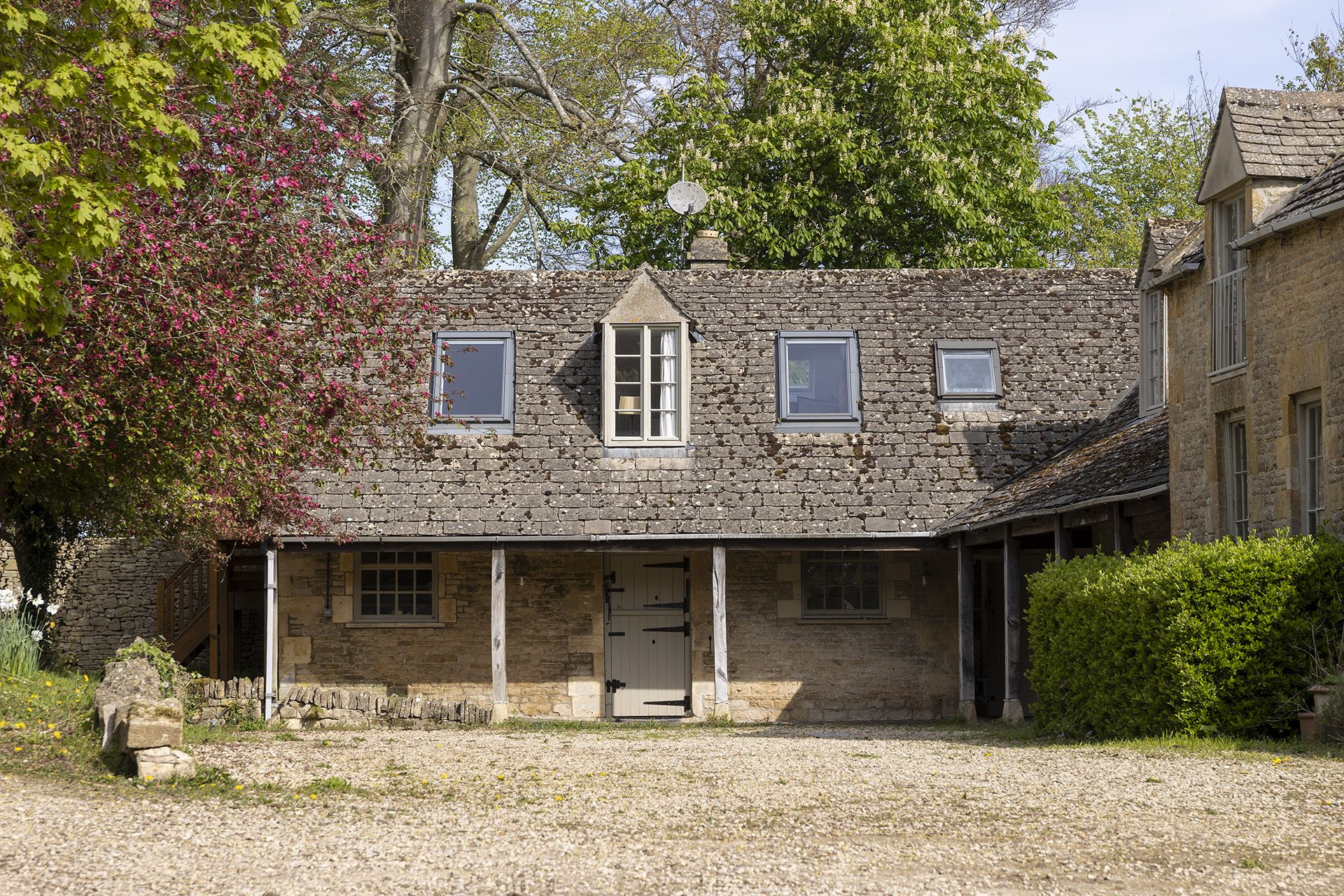 The Old Stables at Broadwell Manor, 2 Bed Dog Friendly Holiday Home